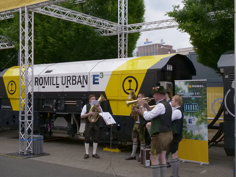 Handover of the Robel Hybrid Milling Machine to Plasser American ...