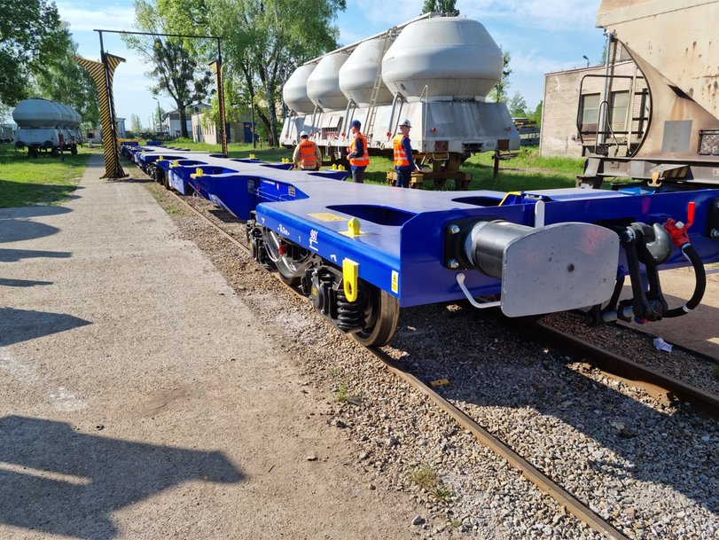 All 100 FEA-G intermodal wagons and 50 JNA-X box wagons arrive in the ...